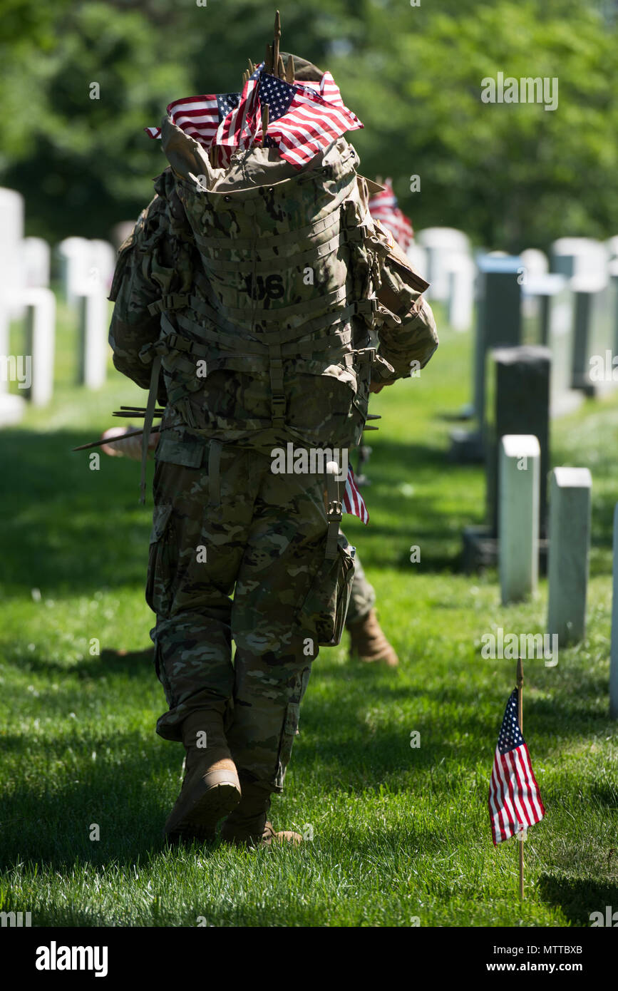 Soldiers assigned to the 3d U.S. Infantry Regiment (The Old Guard ...