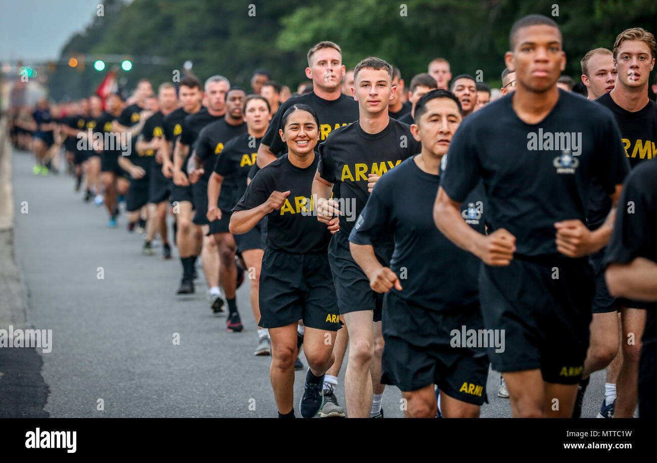 U.S. Army Paratroopers assigned to the 82nd Airborne Division ...