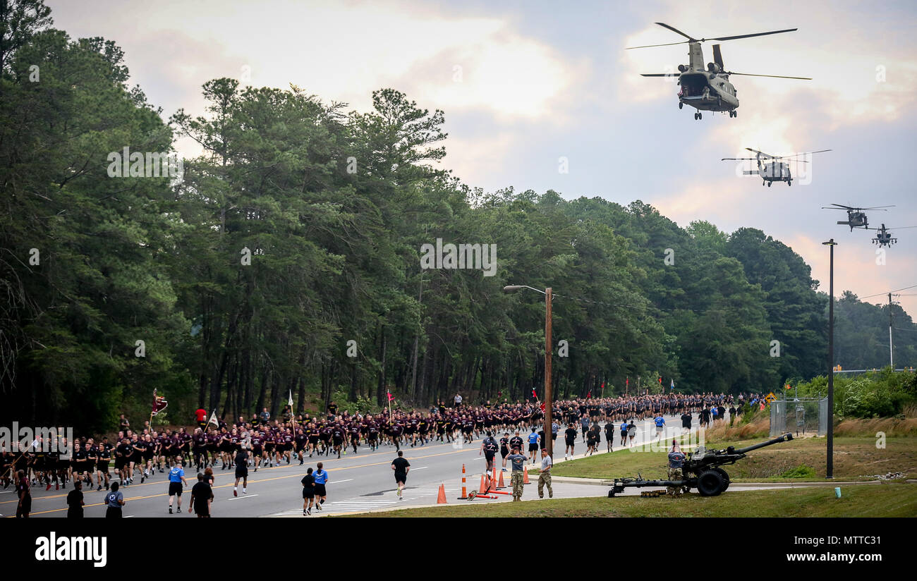 U.S. Army Paratroopers assigned to the 82nd Airborne Division ...