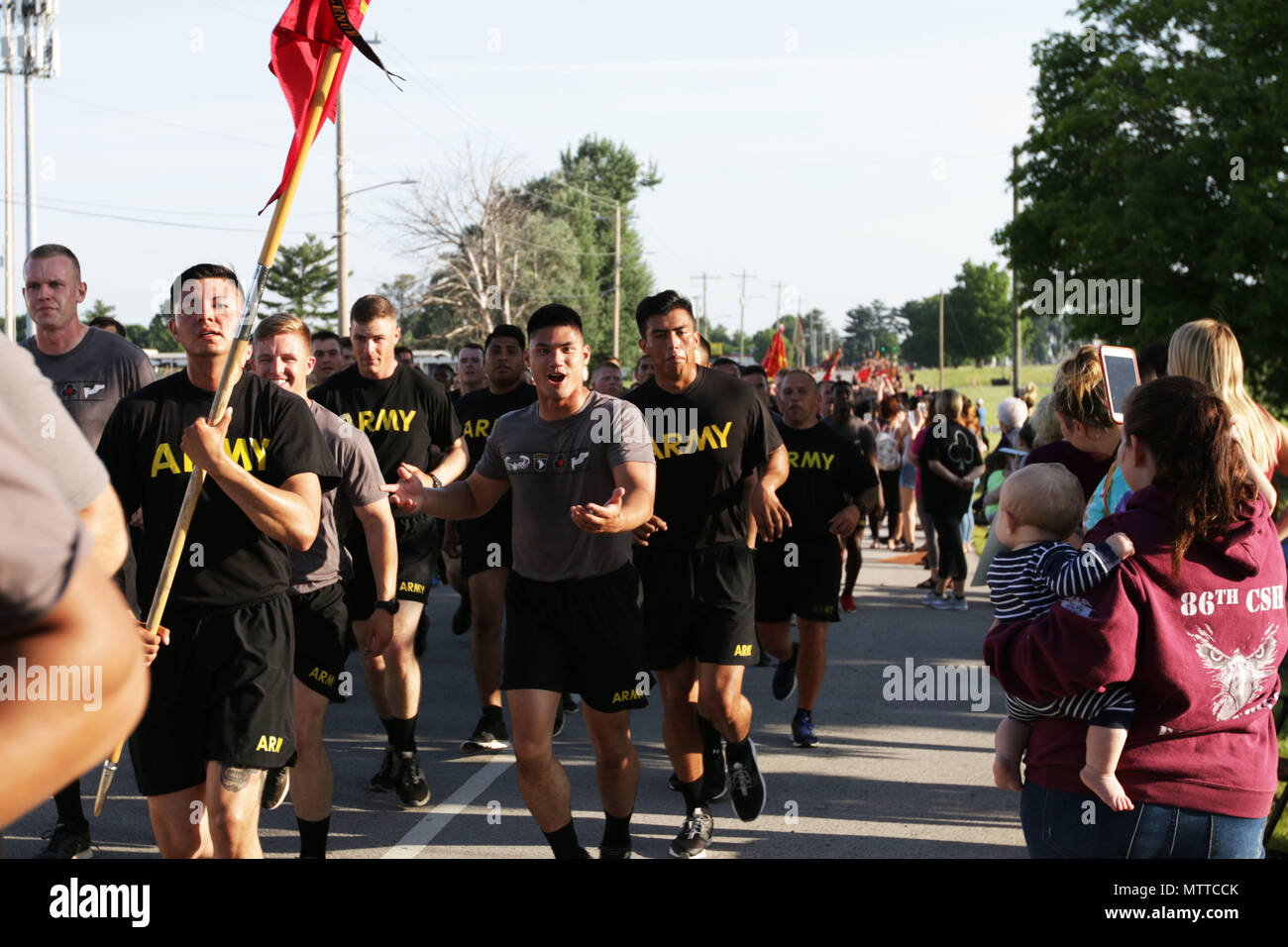 Soldiers of 2nd Battalion, 32nd Field Artillery, 101st Division ...
