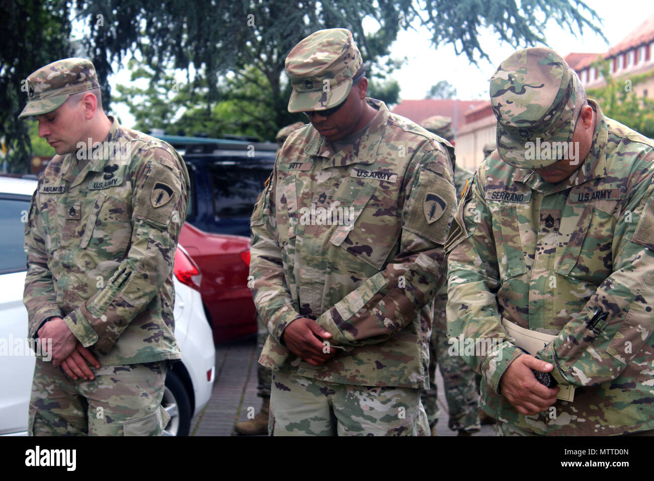 Us army soldiers bow heads hi-res stock photography and images - Alamy