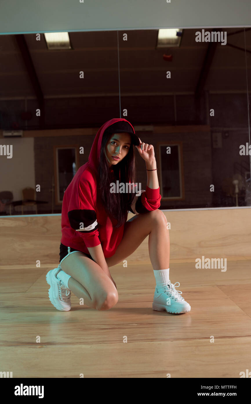 Crouching dance hi-res stock photography and images - Alamy