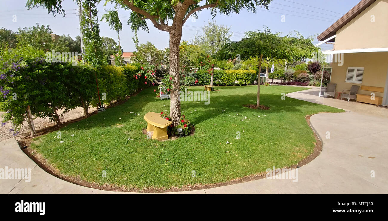 Well Kept Lawn 870+ Picture Of A Well Maintained Garden Stock Photos,