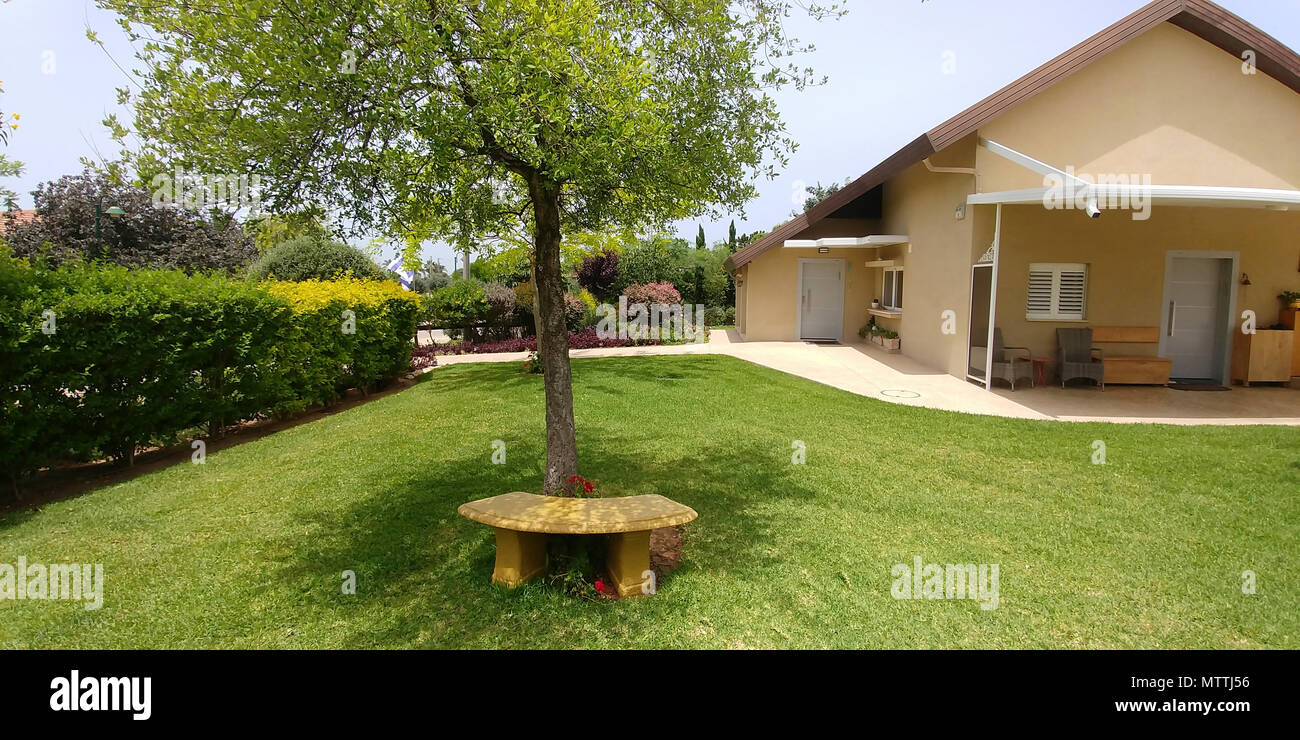 Well kept lawn hi-res stock photography and images - Alamy