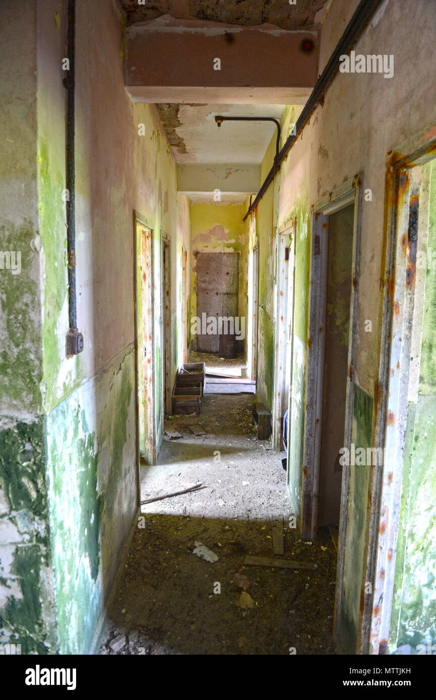 Inside old derelict warehouse hi-res stock photography and images - Alamy