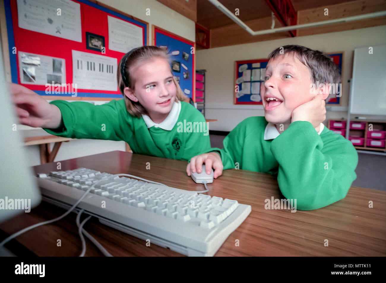 Schoolchildren on an early computer Stock Photo - Alamy