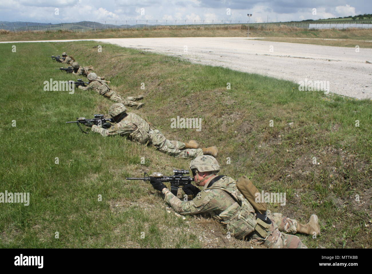 Soldiers react to direct fire during Advanced Rifle Marksmanship and ...