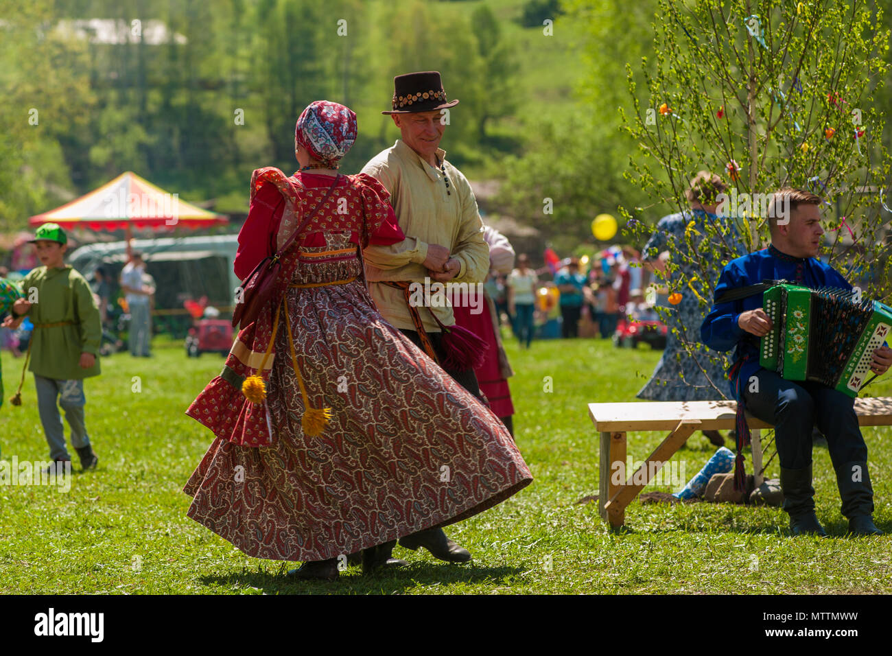 Ancient Russian rite: traditional dances Stock Photo - Alamy