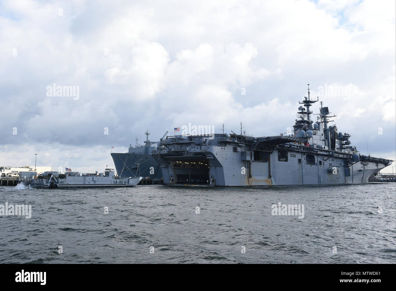 Landing craft utility 1657 hi-res stock photography and images - Alamy