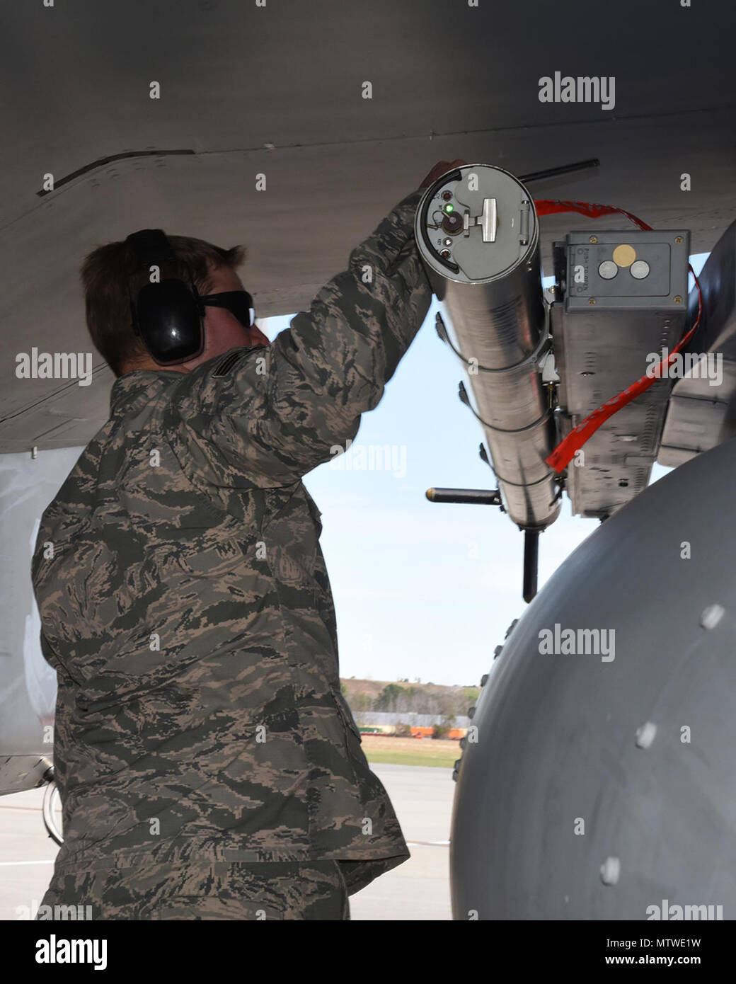 Maintainers from the 142nd Maintenance Group, prepare the F-15 Eagle ...