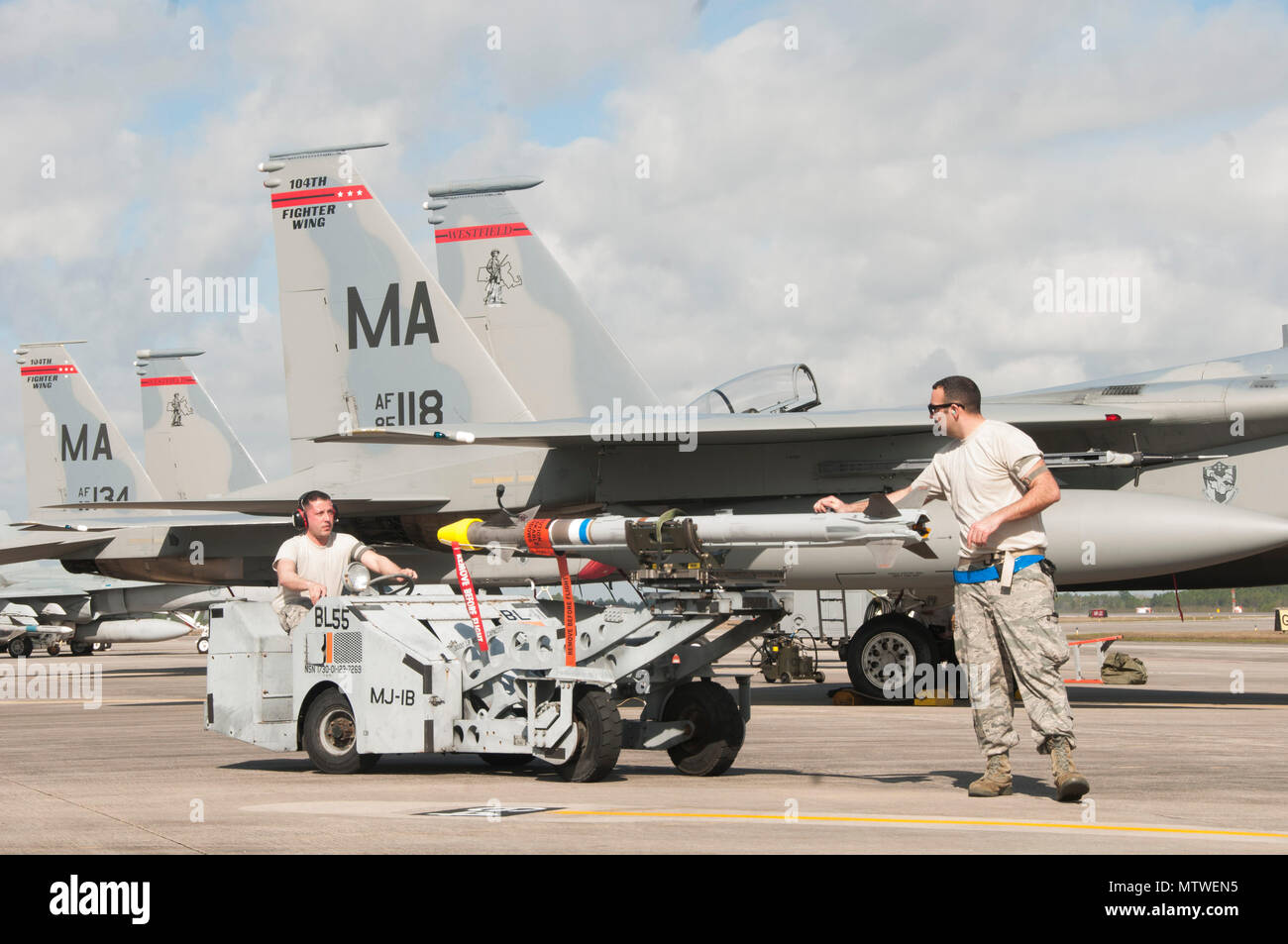 Wepons load crew chief hi-res stock photography and images - Alamy