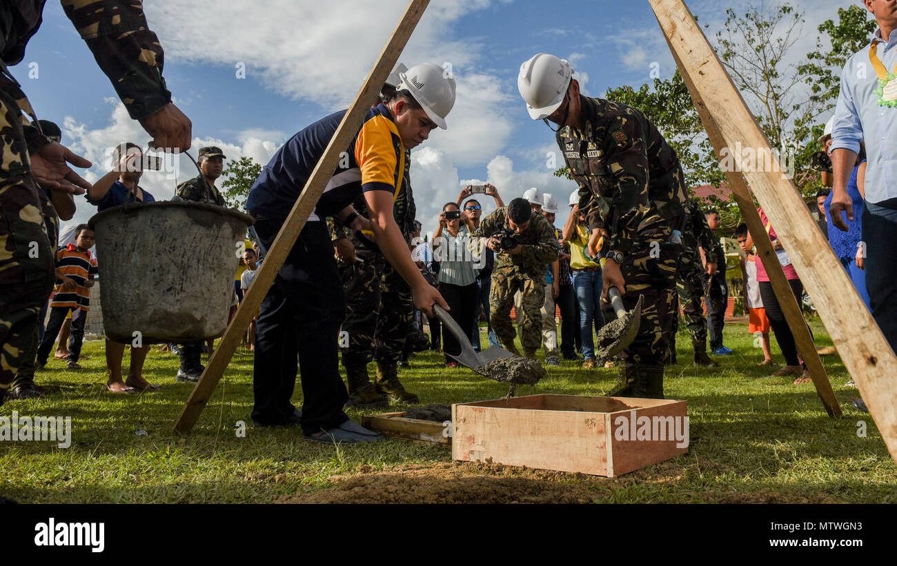 Leaders from the Armed Forces of the Philippines and city officials ...