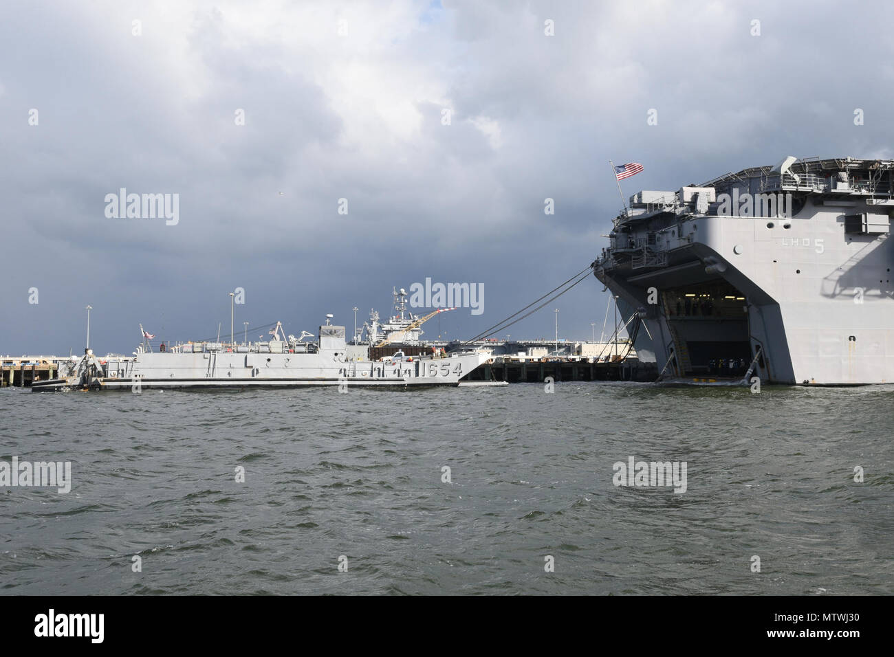 170130-N-YC845-014 NORFOLK, Va. (Jan. 30, 2017) Landing Craft, Utility ...