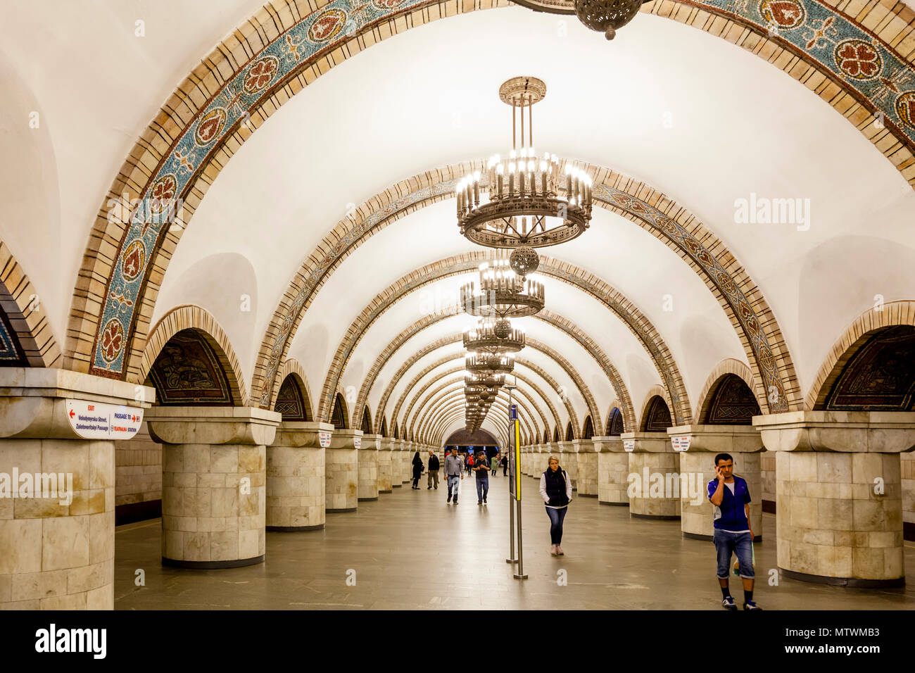 Zoloti vorota metro hi-res stock photography and images - Alamy