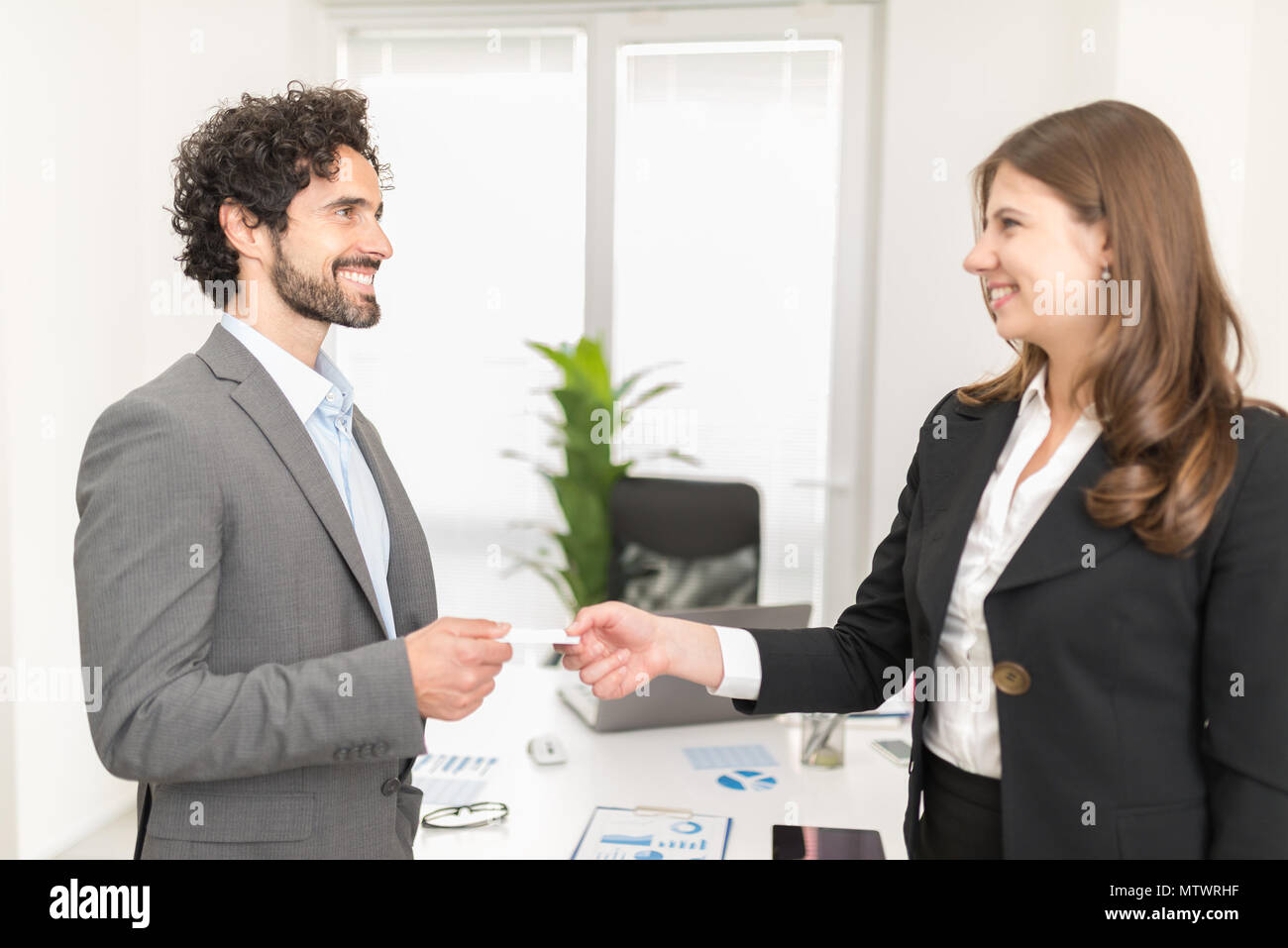 Exchanging business cards hands hi-res stock photography and images - Alamy