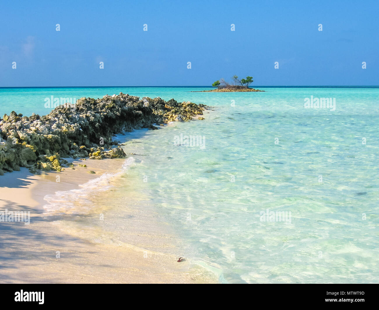 Maldives background, Indian Ocean. Turquoise water of the lagoon ...