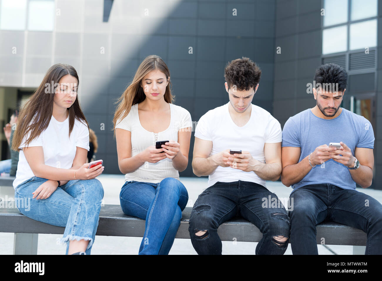 Ignoring friends mobile hi-res stock photography and images - Alamy