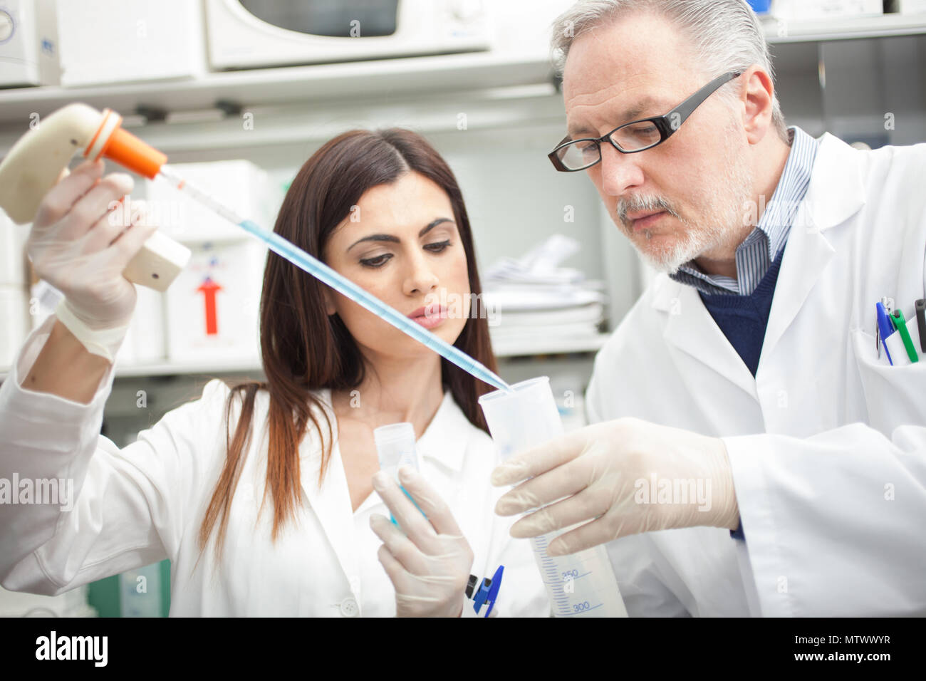 Female 50s scientist hi-res stock photography and images - Alamy
