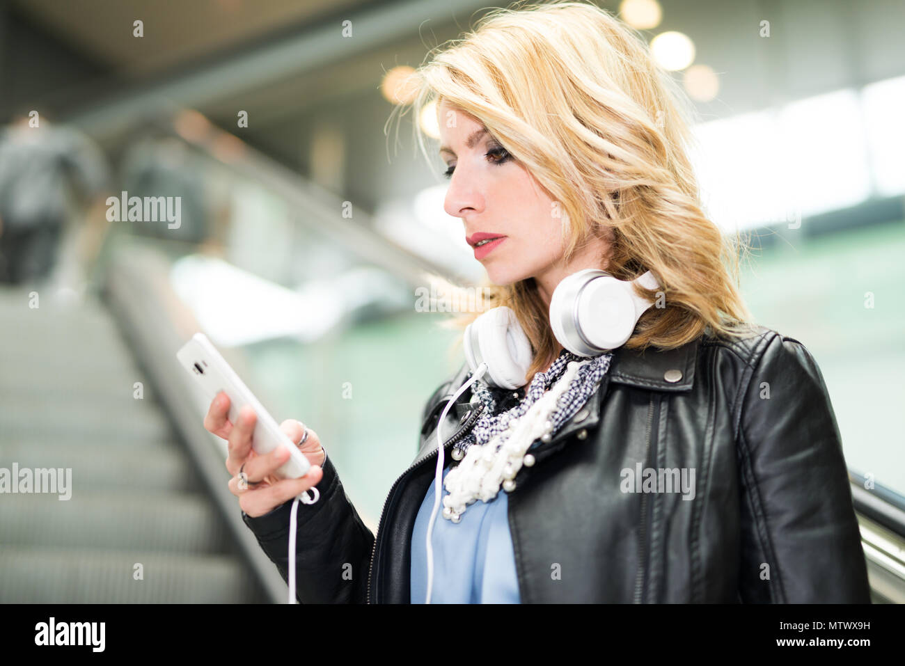 Smartphone public place hi-res stock photography and images - Alamy