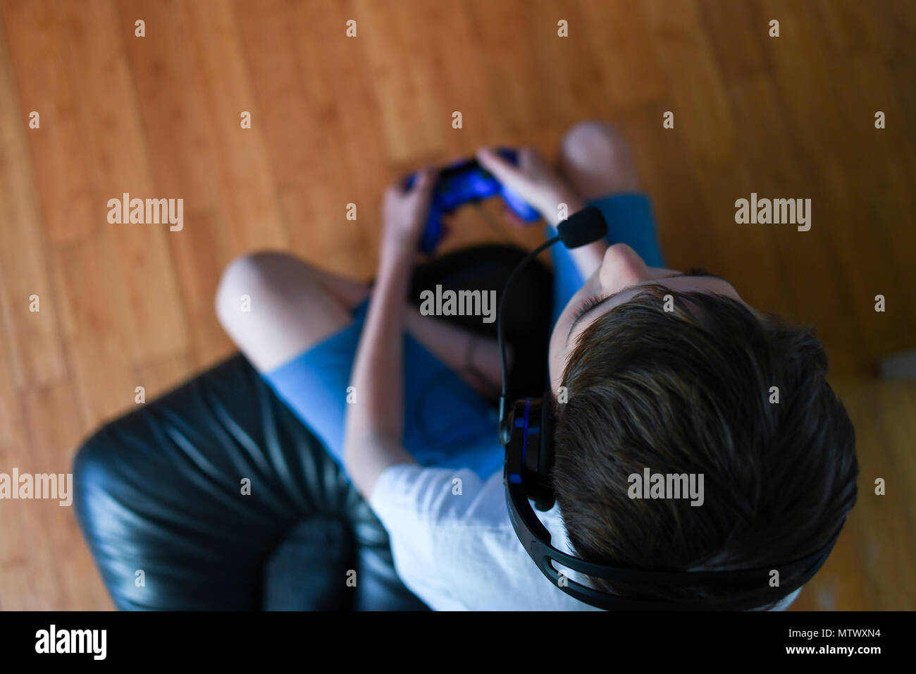 Boy gaming hi-res stock photography and images - Alamy