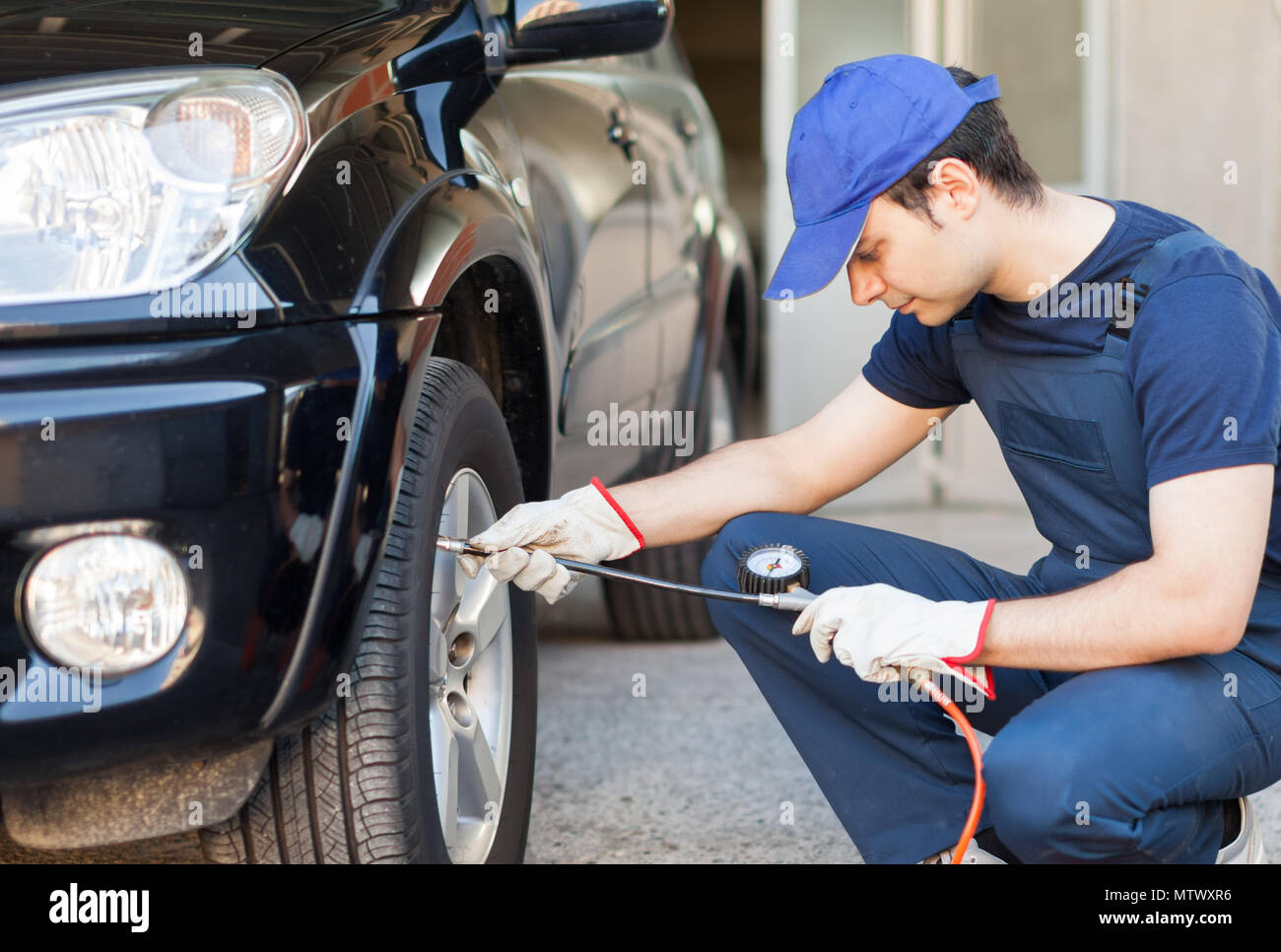 Worker checking tires hi-res stock photography and images - Alamy