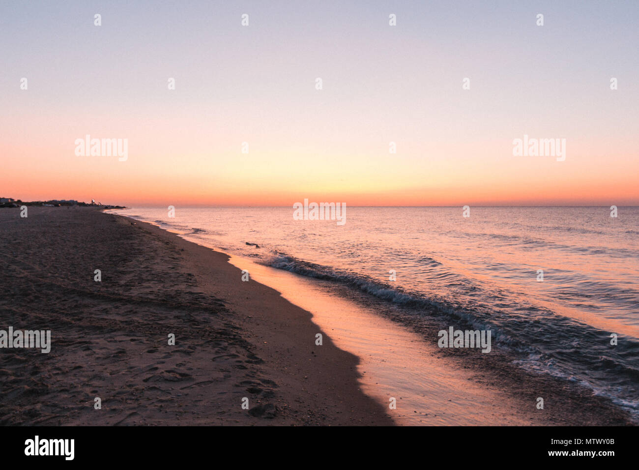 Pink sunset on water hi-res stock photography and images - Alamy