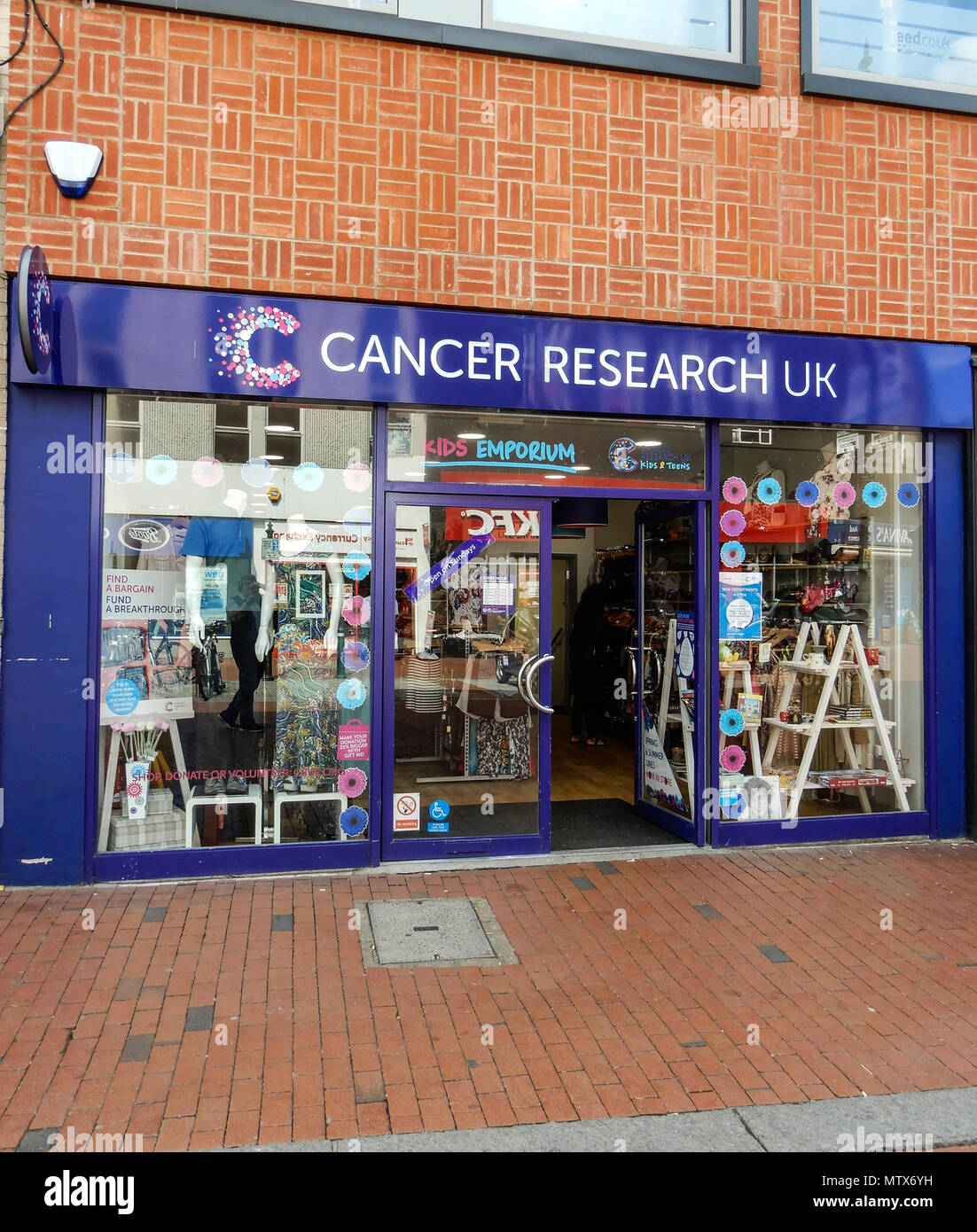 Cancer research uk logo hi-res stock photography and images - Alamy