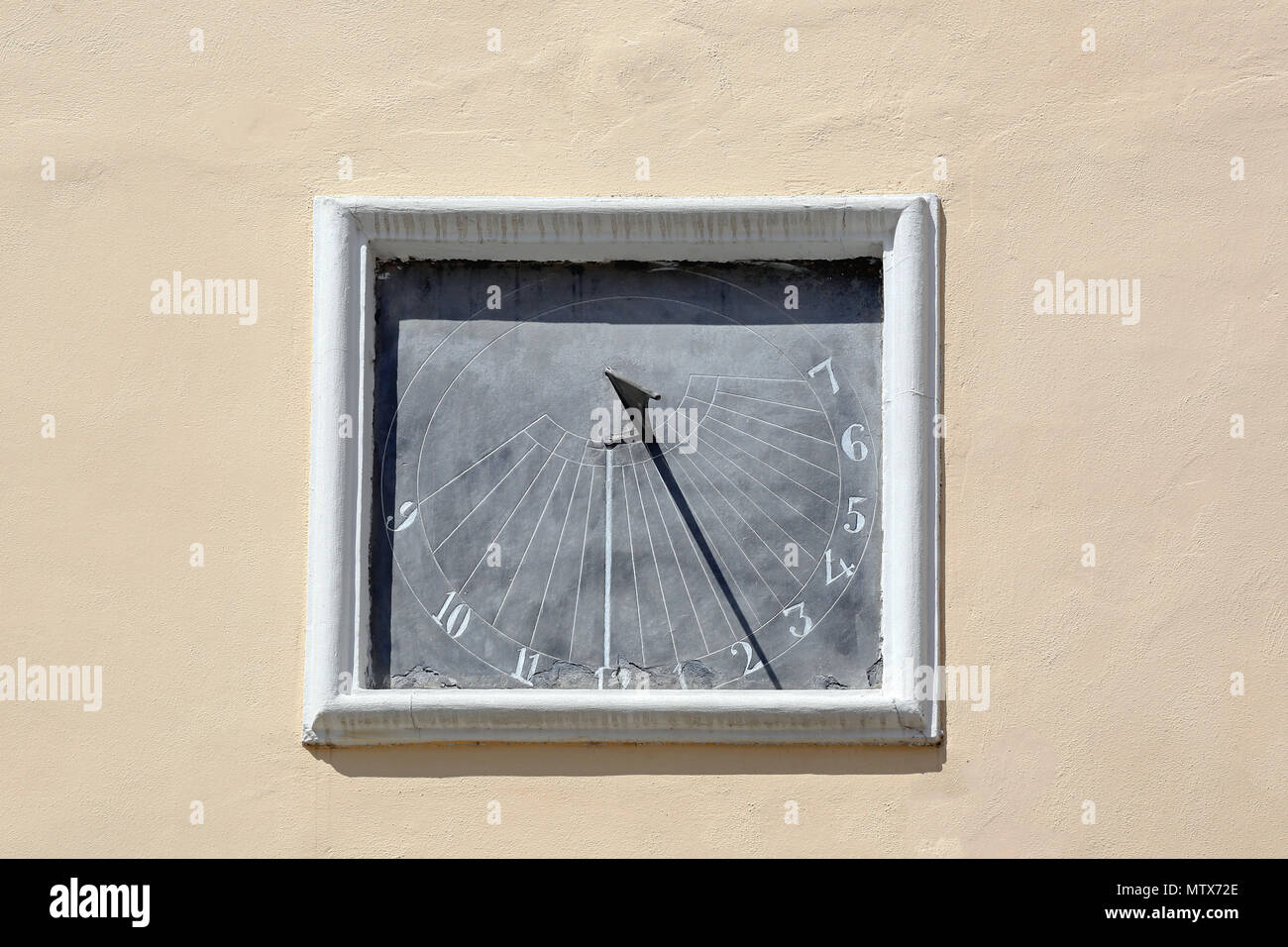 Two o clock hi-res stock photography and images - Alamy