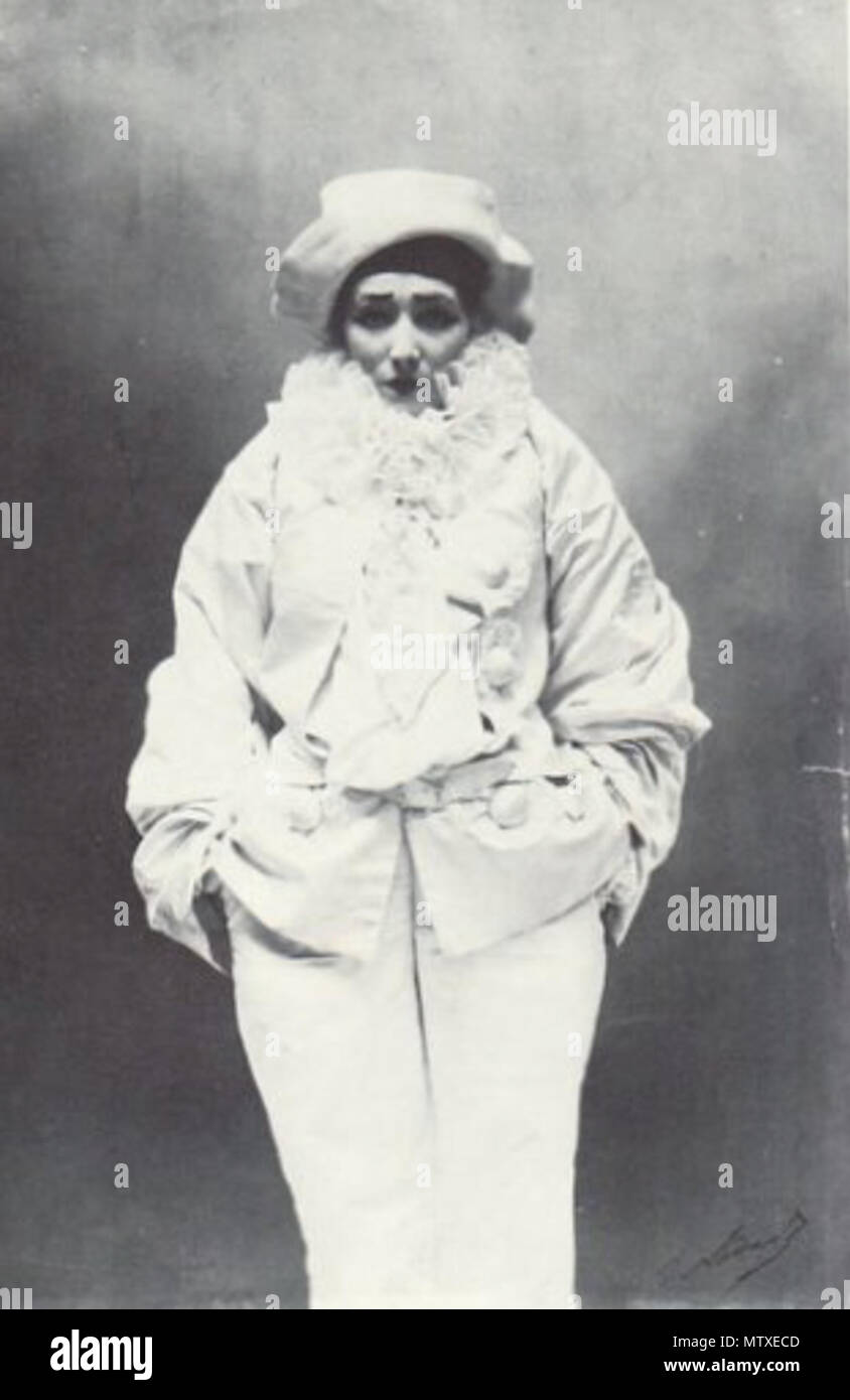 . English: Photo of Sarah Bernhardt as Pierrot in Jean Richepin's ...