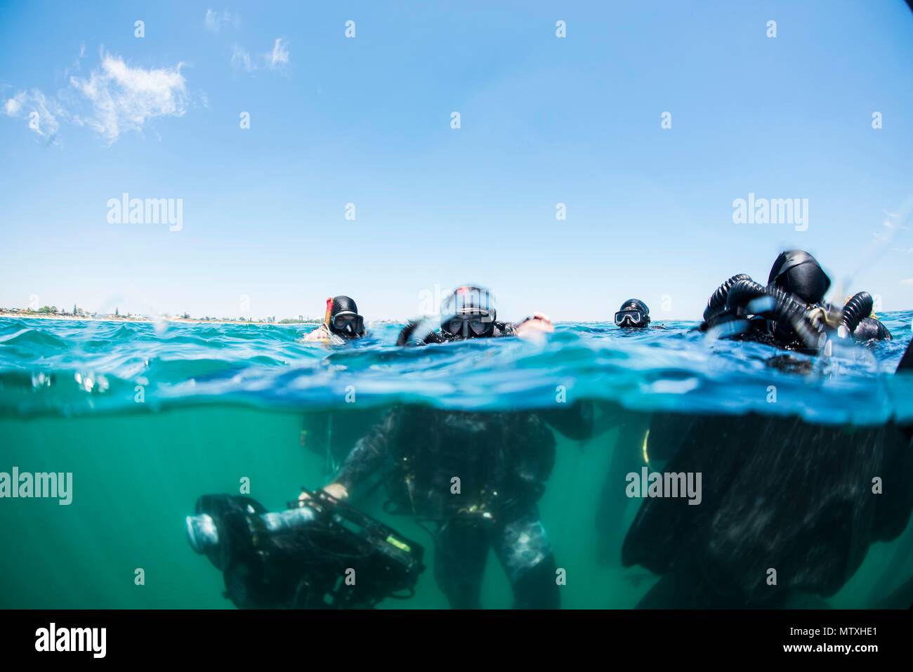 Australian clearance diving team 4 hi-res stock photography and images ...