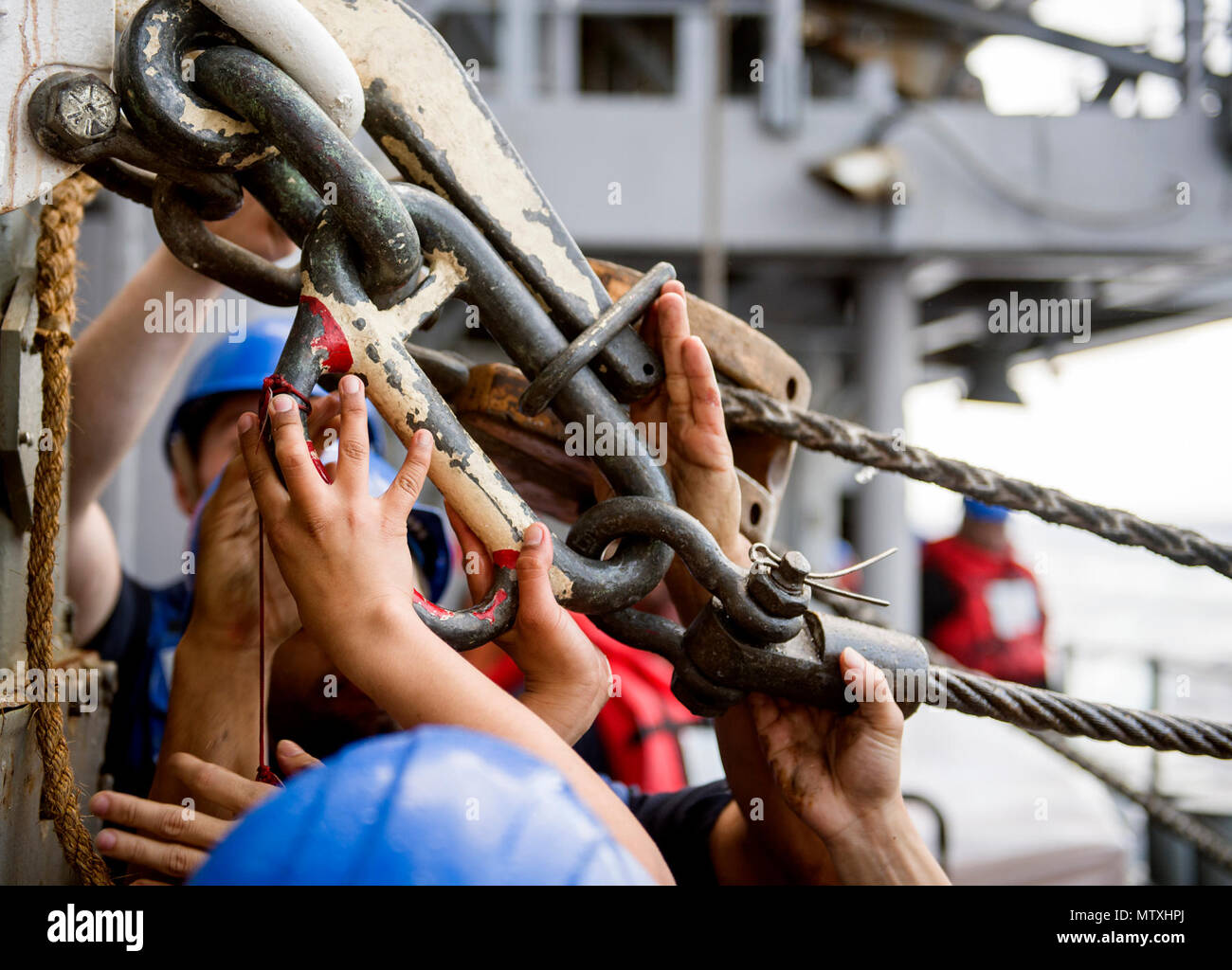 170129-N-FT178-006 PACIFIC OCEAN (Jan. 29, 2017) Sailors secure a span ...