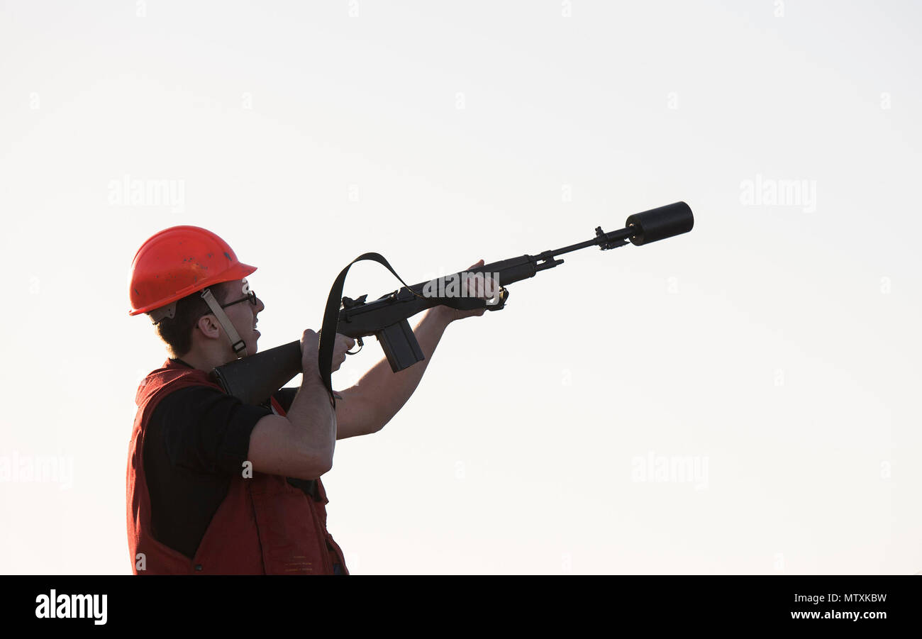 170129-N-YL257-047 ATLANTIC OCEAN (Jan. 29, 2017) Gunner's Mate 3rd ...