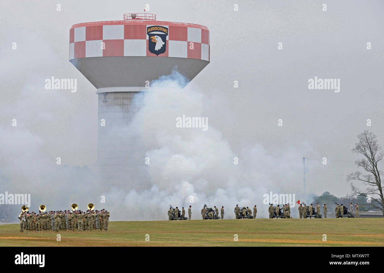 U.S. Army Soldiers from the 2nd Battalion, 32nd Field Artillery ...