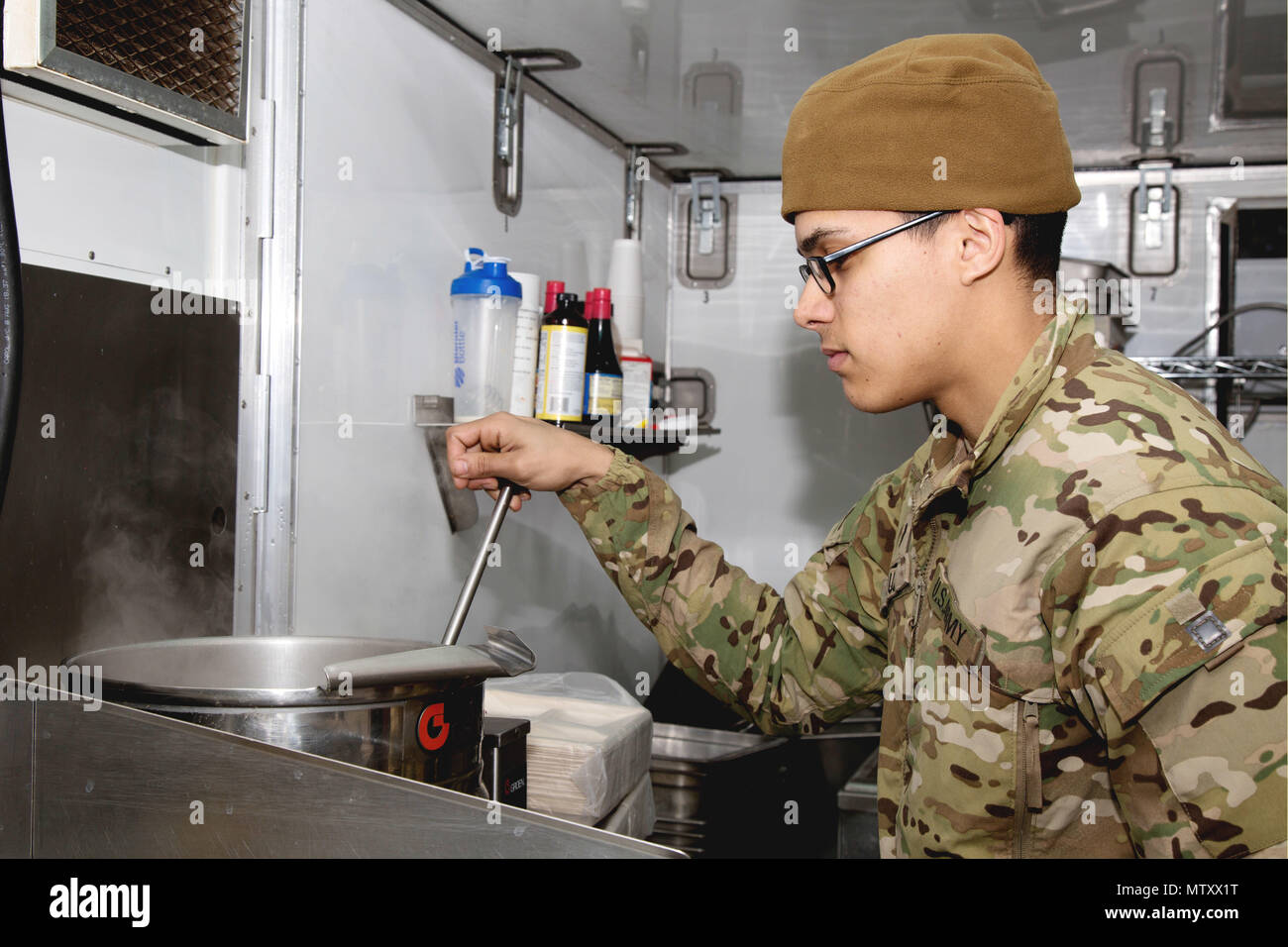 Military feeding system hi-res stock photography and images - Alamy
