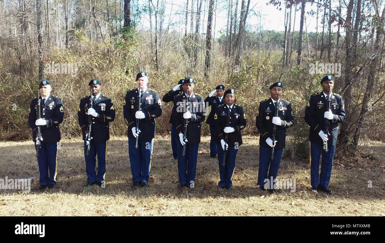 U.S. Army Reserve Soldiers, Staff Sgt. Ariel DeLeon, front row, left ...