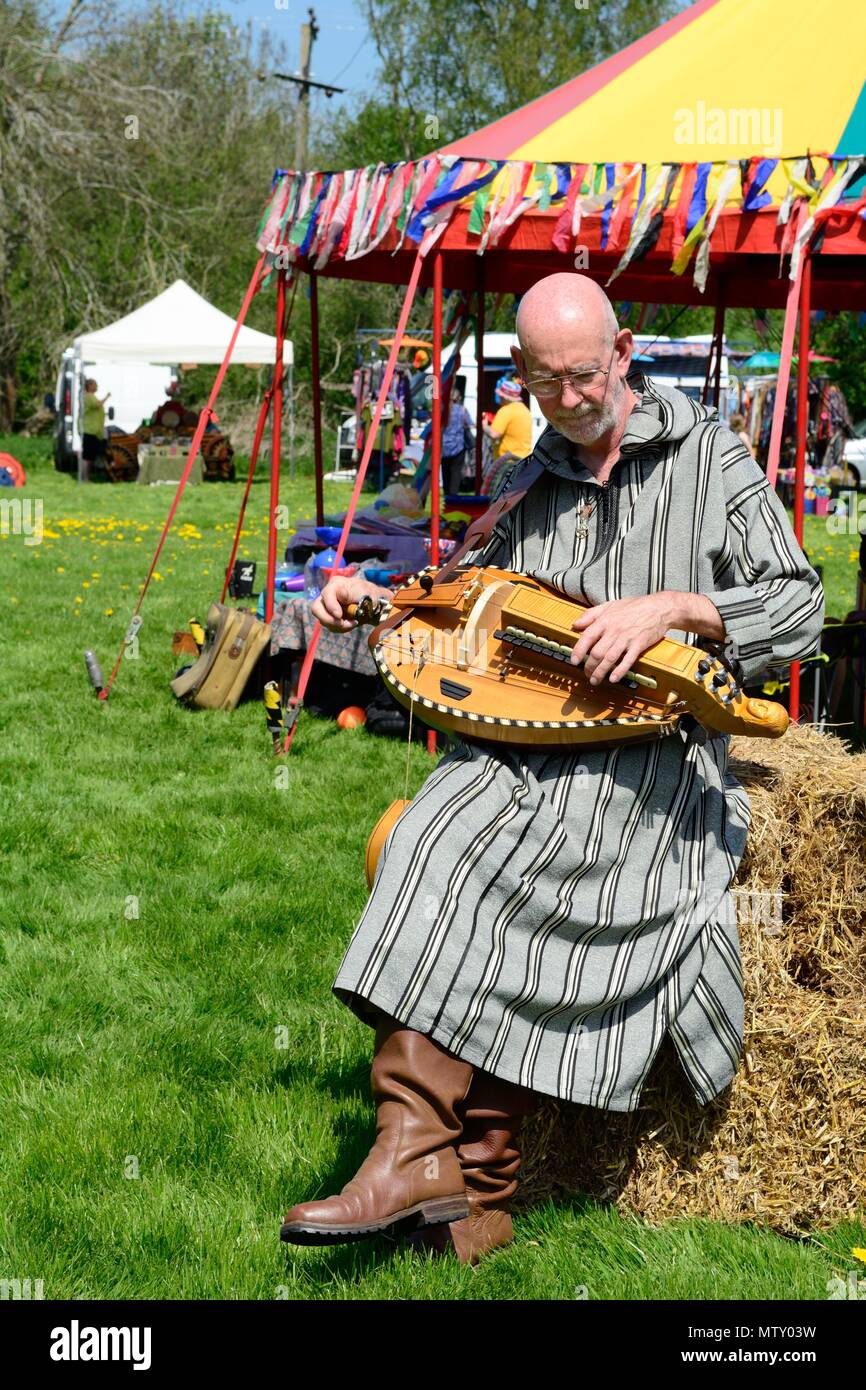Hurdy gurdy man hurdy gurdy hi-res stock photography and images - Alamy