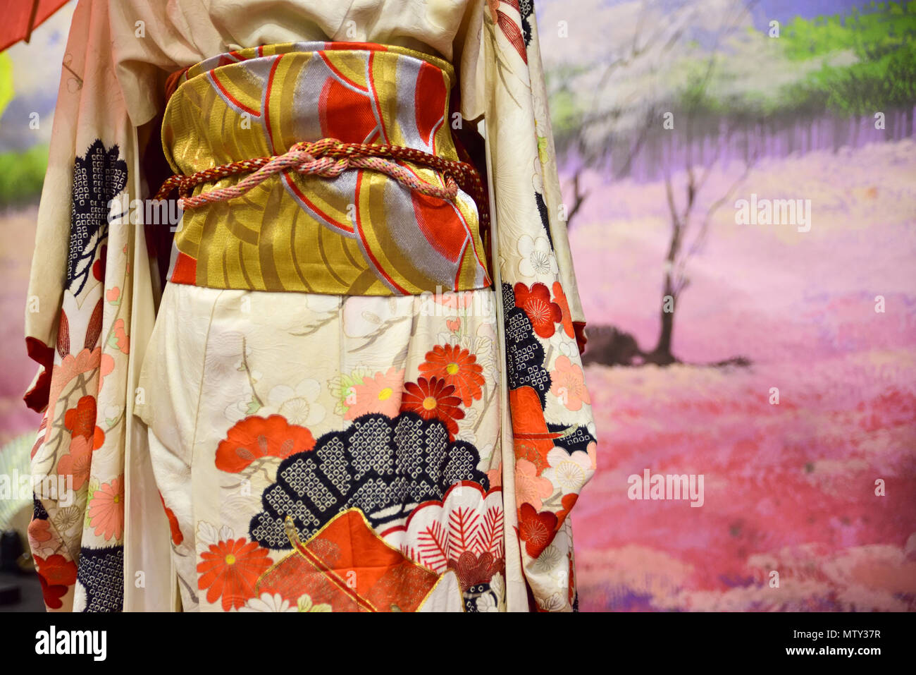 Traditional japanese dress hi-res stock photography and images - Alamy
