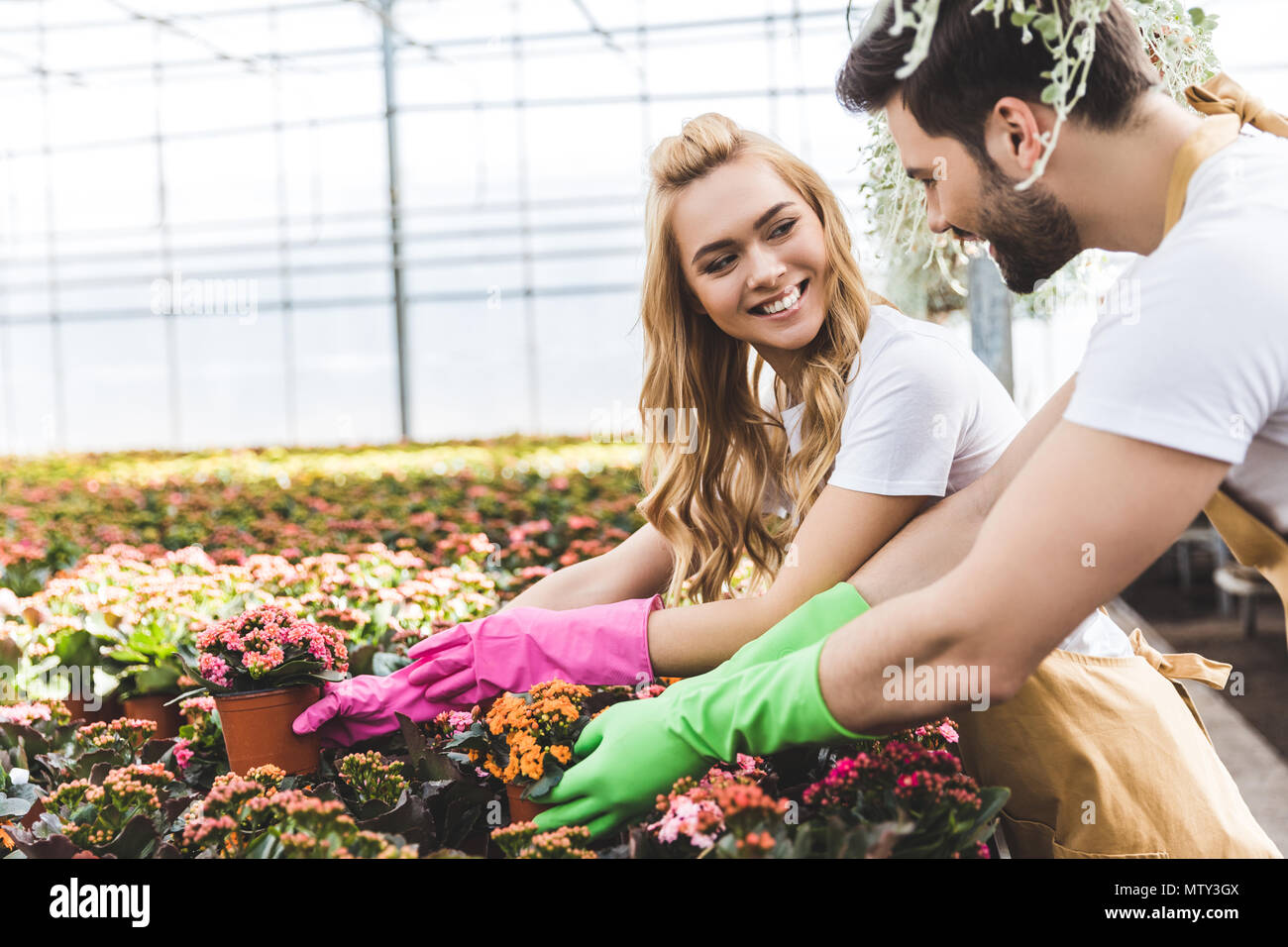 Female gardeners hi-res stock photography and images - Alamy