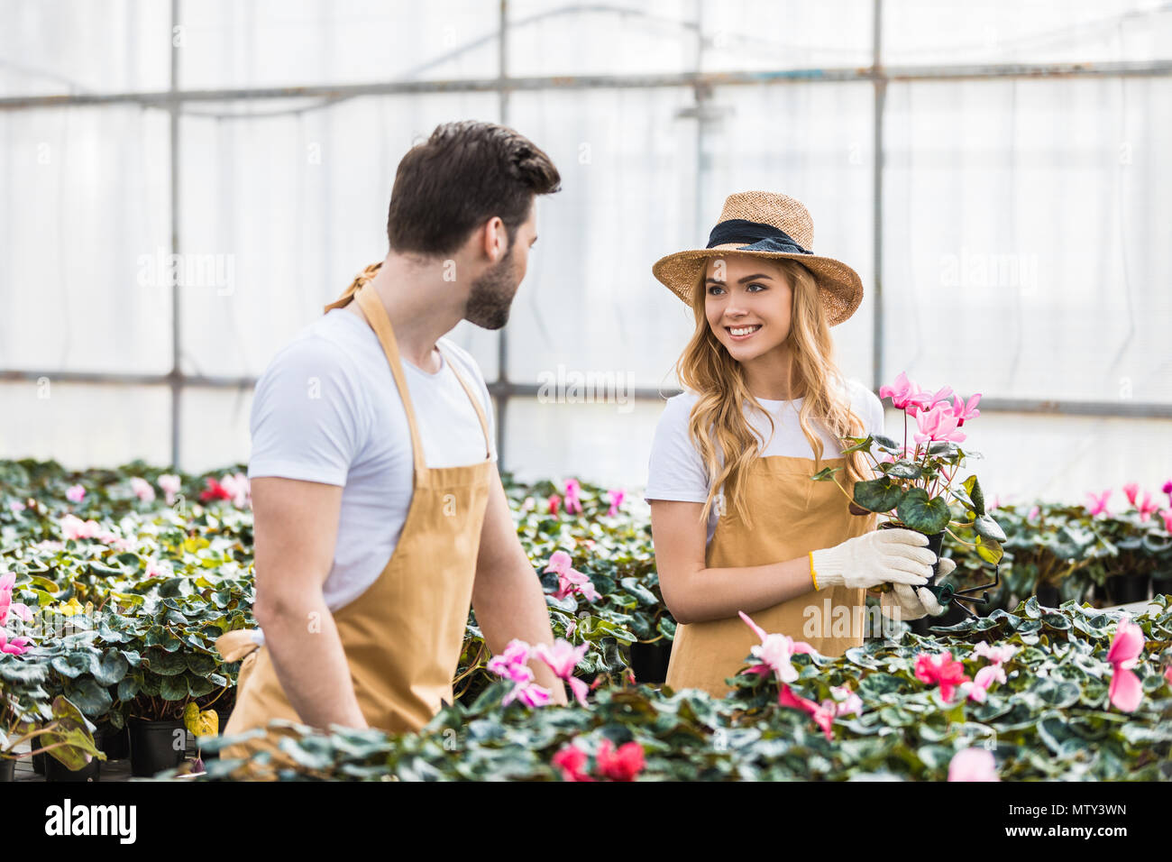 Female gardeners hi-res stock photography and images - Alamy