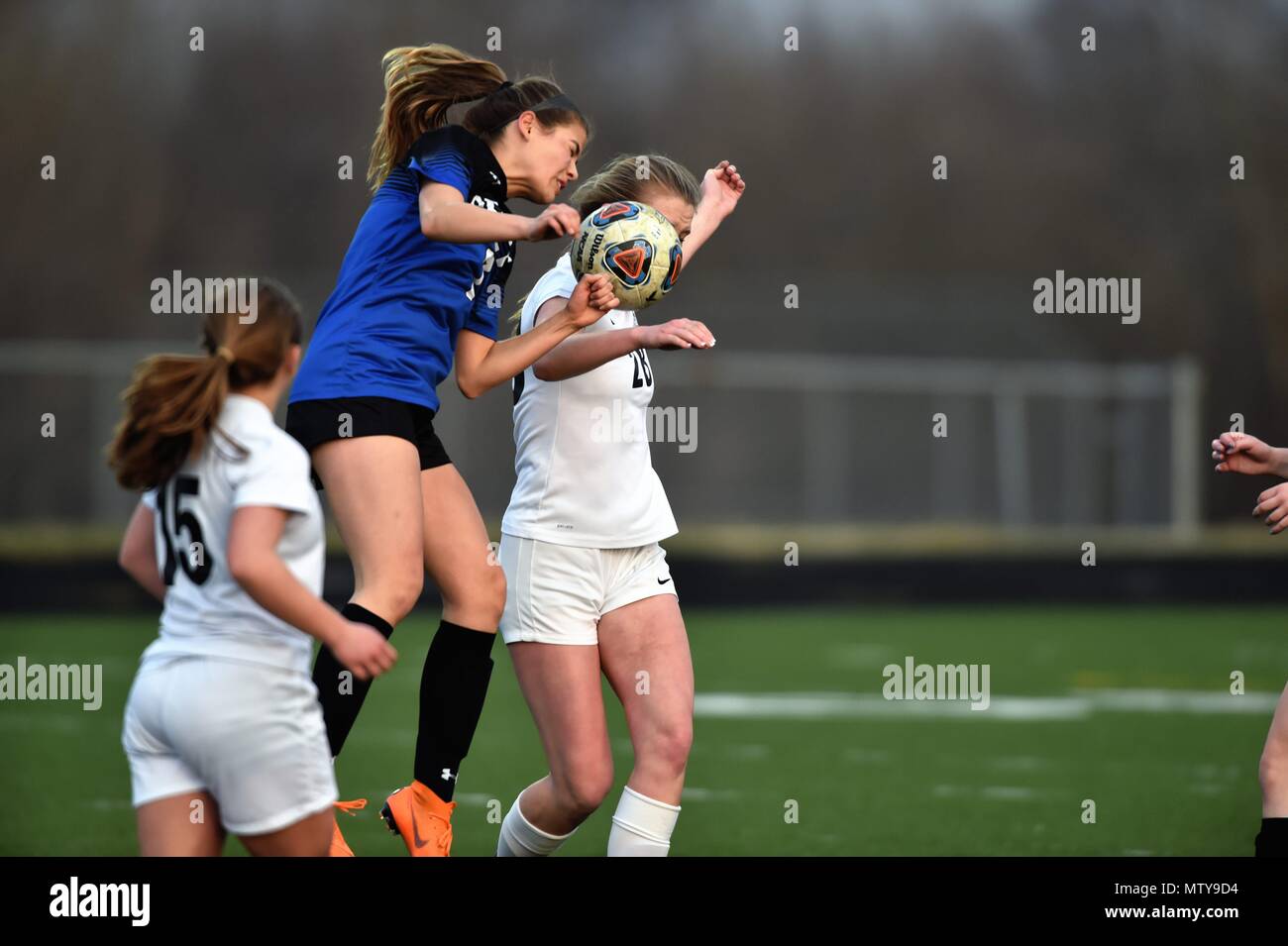 Female heading ball soccer hi-res stock photography and images - Alamy