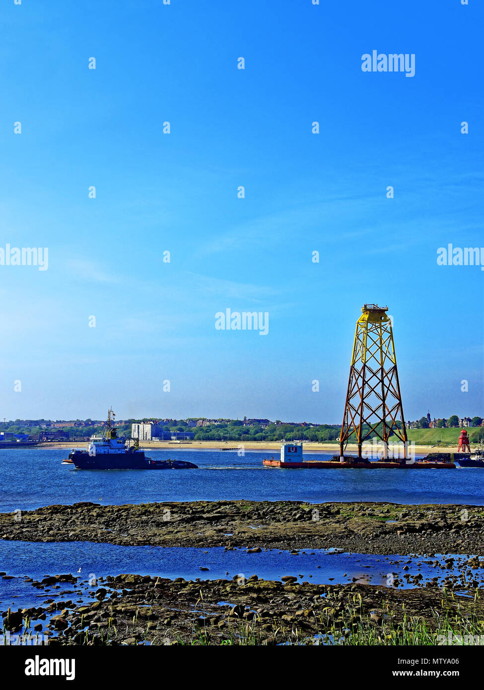 Tug Britoil 120 river Tyne with half built wind turbine lead to its ...