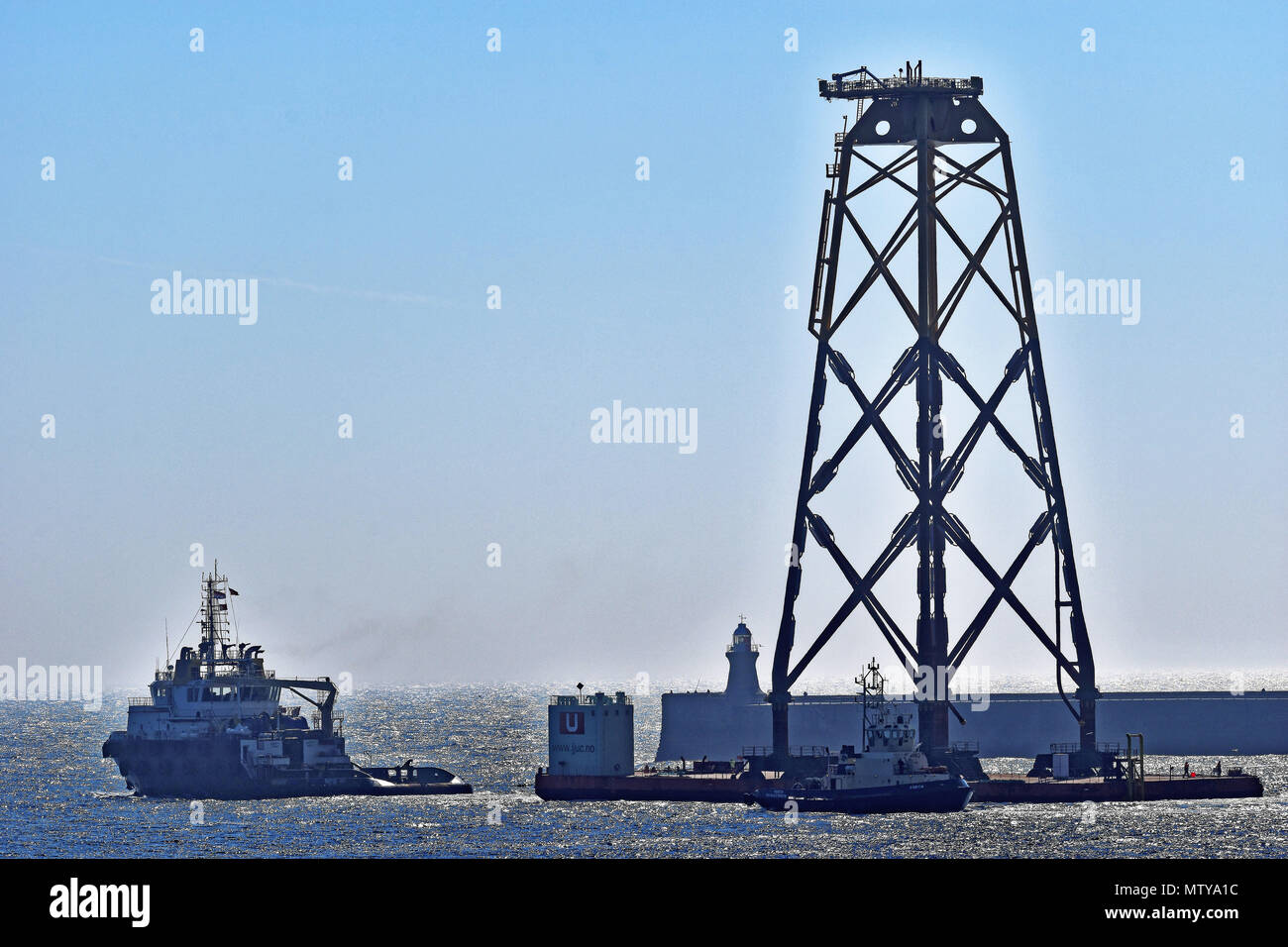 Tug Britoil 120 river Tyne with half built wind turbine lead to its ...