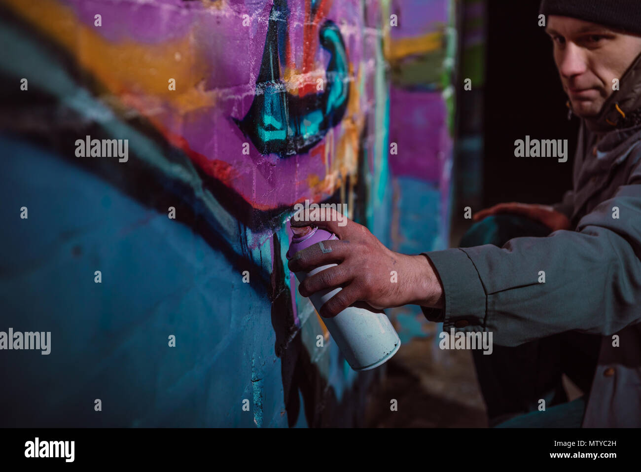 Spray painting at night hi-res stock photography and images - Alamy