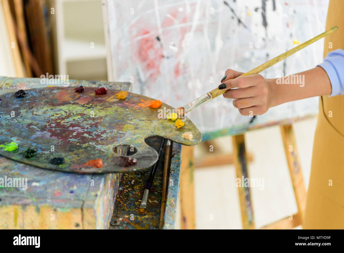 Left handed painter hi-res stock photography and images - Alamy