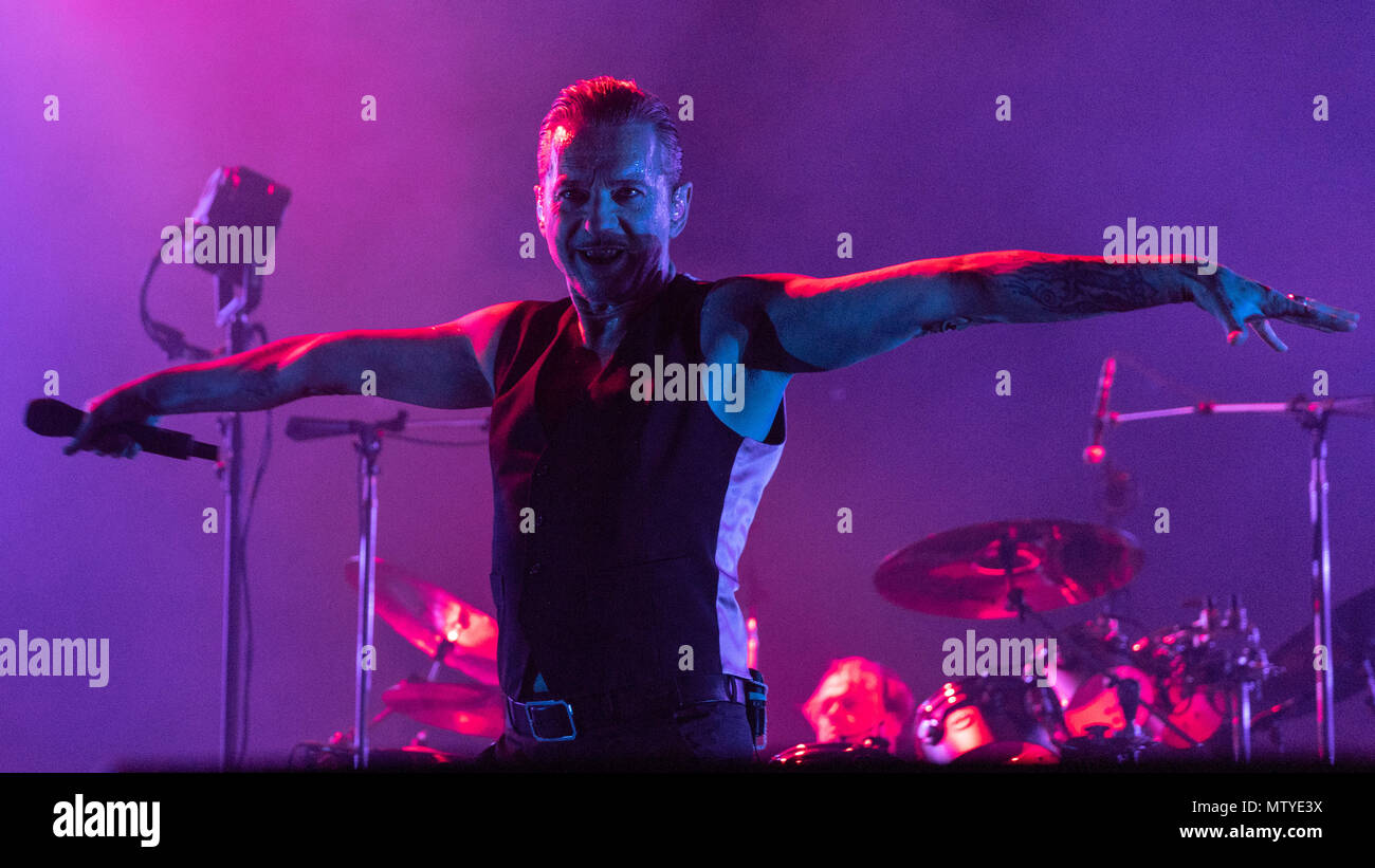 Dave gahan 2018 hi-res stock photography and images - Alamy