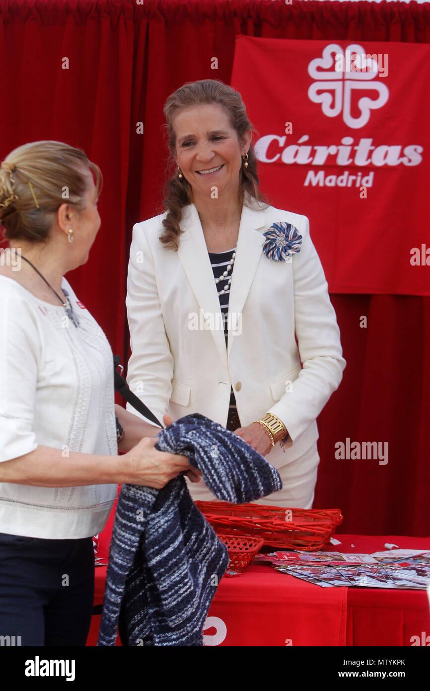 La infanta Elena preside la mesa de cuestacion de Caritas. (Photo: Jose ...