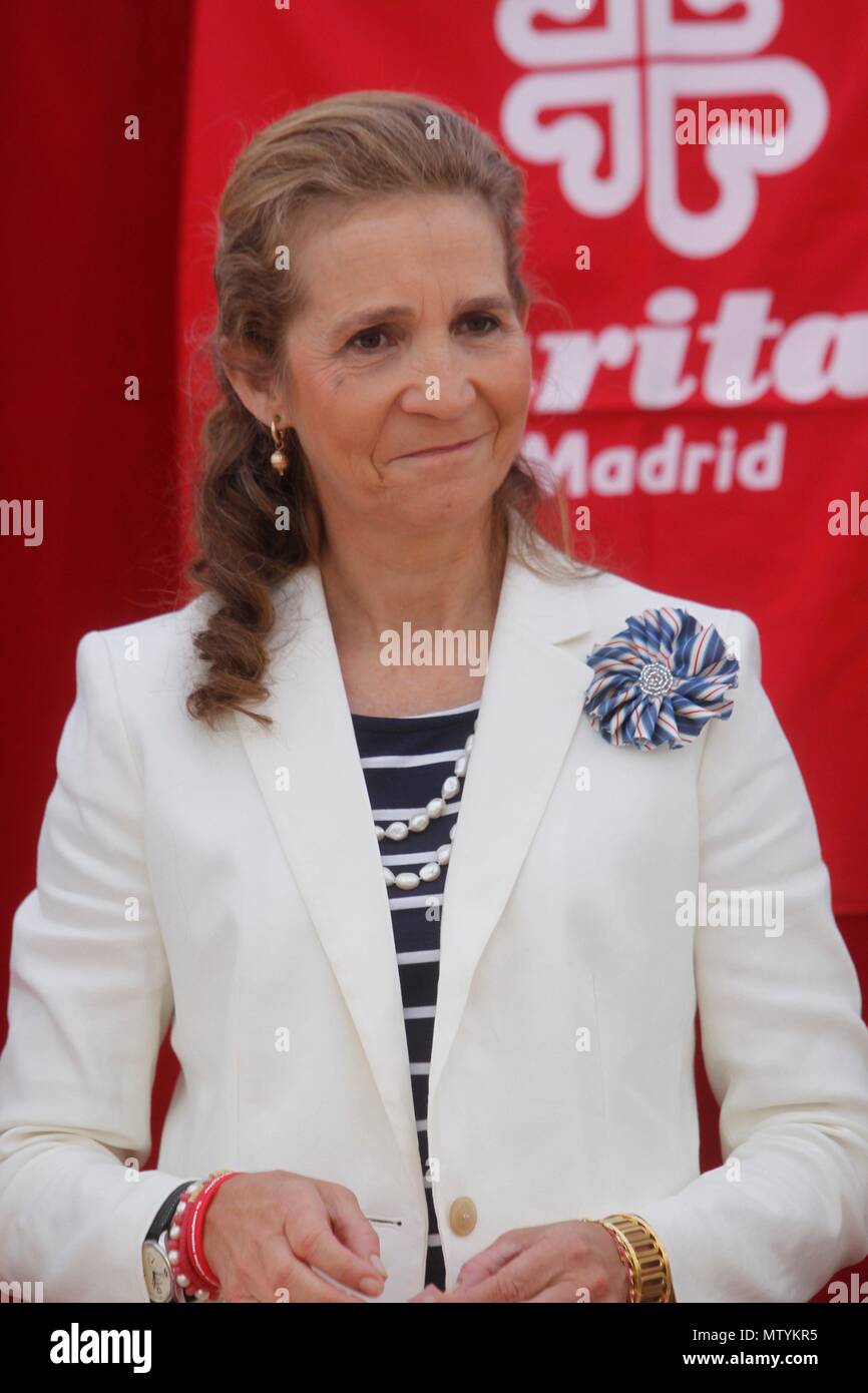 La infanta Elena preside la mesa de cuestacion de Caritas. (Photo: Jose ...