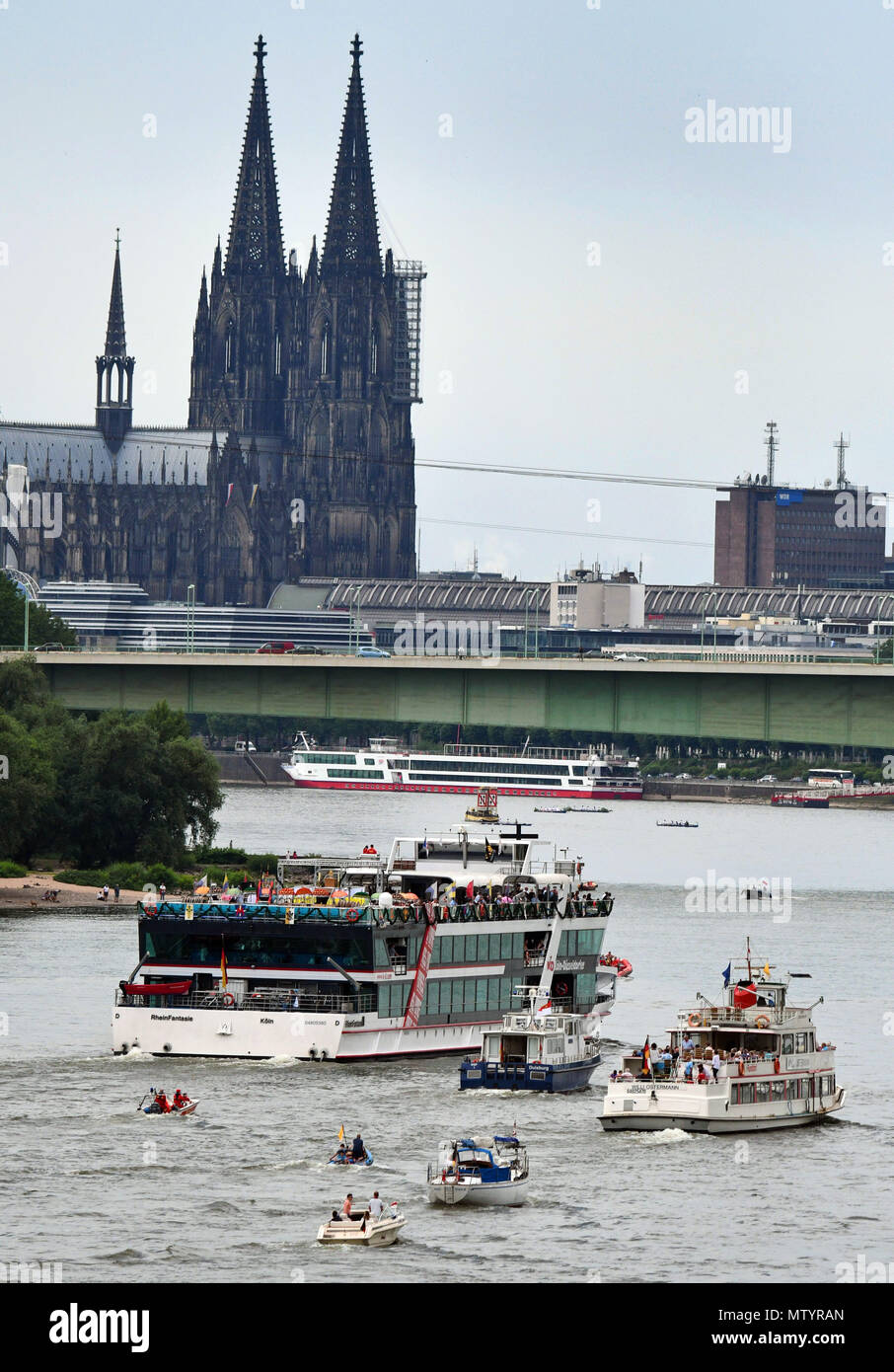 31 May 2018, Germany, Cologne: Boats and ships on the river Rhine ...