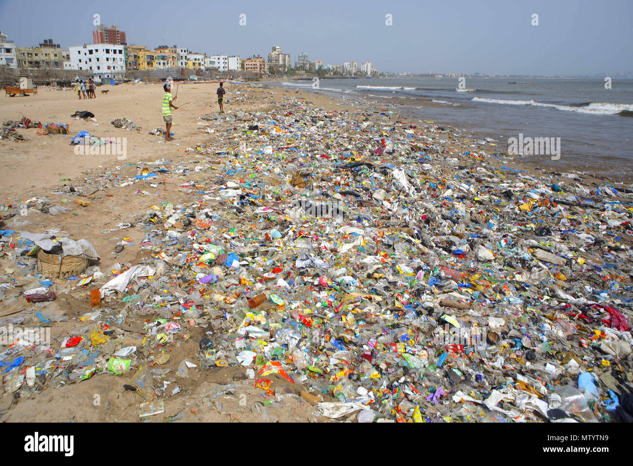 Mumbai, India. 31st May, 2018. 01 June 2018, Versova Beach - Mumbai ...