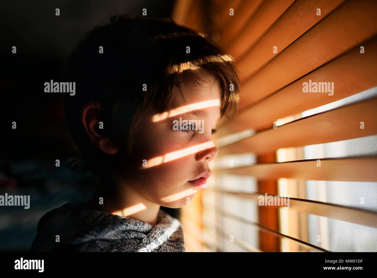Child peeking through window hi-res stock photography and images - Alamy